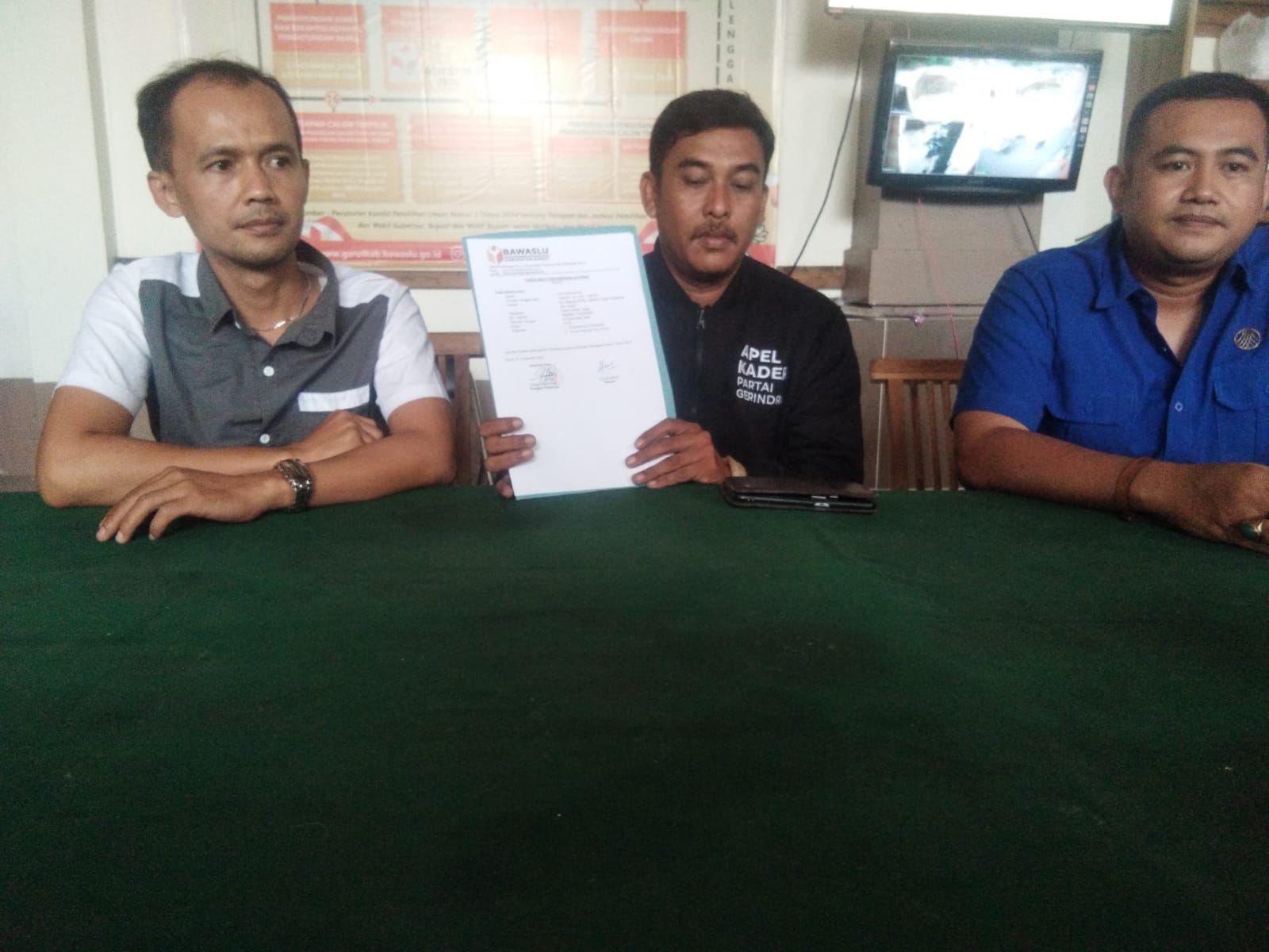 Bawaslu Terima Laporan : Dugaan Pelanggaran Kampanye dan Perusakan APK di Garut | GARUT BERKABAR ...