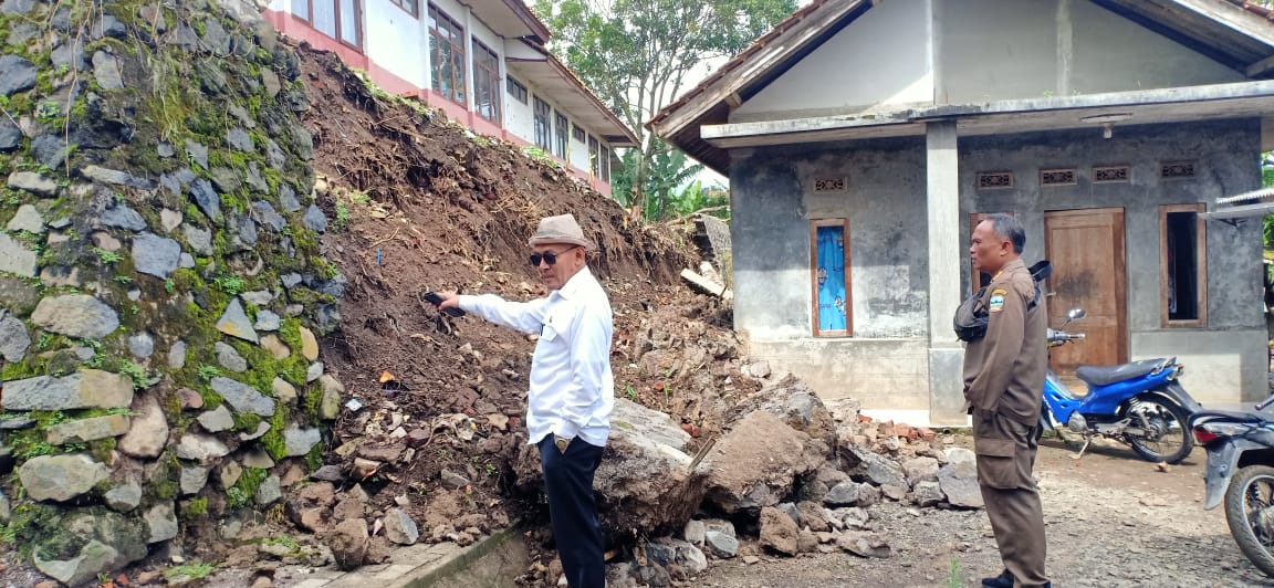 Hujan Lebat Picu Longsor di Cilawu, Satu Rumah Alami Kerusakan | GARUT BERKABAR NEWS