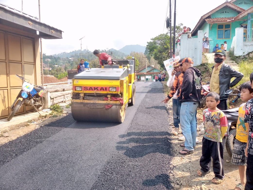 Pemdes Cigadog Tingkatkan Akses Dua Dusun Lewat Hotmix Jalan Desa ...